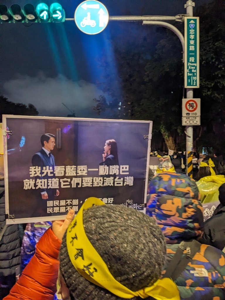 共匪任何時候都要剿!大燈 下班只想回家躺著的我走上濟南路集合,教會喊著「還沒吃晚餐的可以來這裡拿粥!」溫馨補給站 發主要訴求的手幅,天空不斷下著小雨,不是到很冷但也很冷手燈應援團真的超