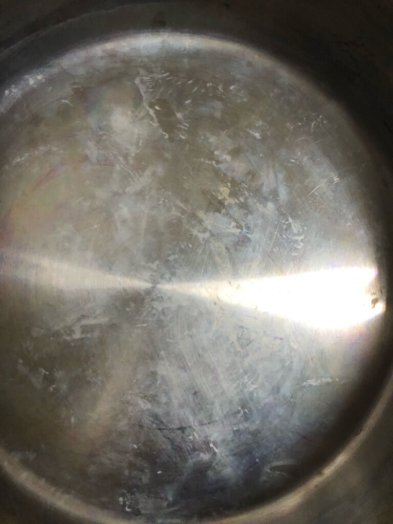 咕咕正在認真過生活 室友用過鍋子之後鍋子變成這樣我知道不鏽鋼鍋不好洗但是這個看起來完全沒努力過啊啊然後我們家一年被室友用壞了兩個不沾鍋 Plurk